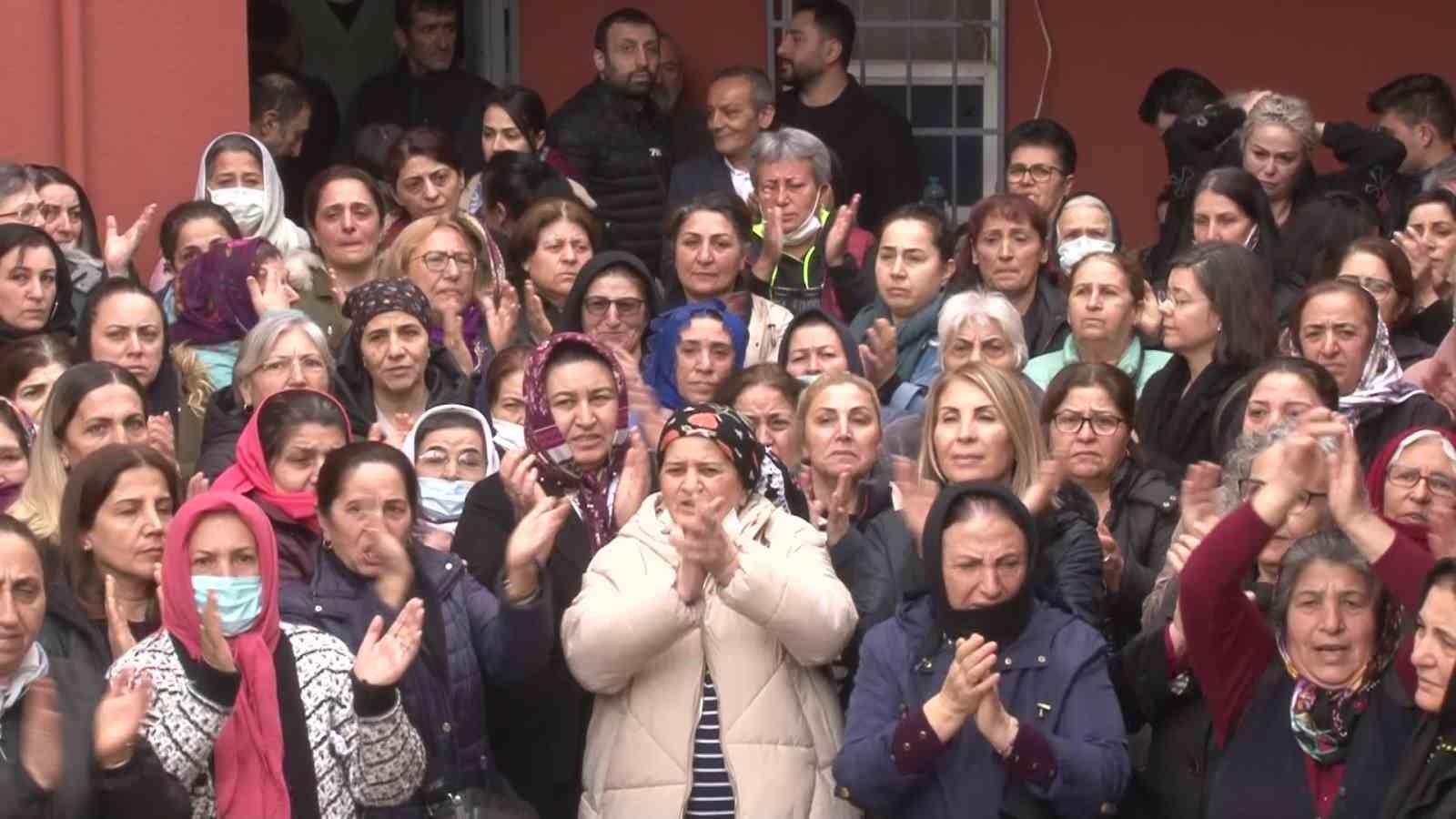 Eşi tarafından öldürülen Duygu Can'ın cenazesinde tabutunu kadınlar ... Eşi tarafından öldürülen Duygu Can'ın cenazesinde tabutunu kadınlar ...